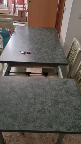 Vendo tavolo e sedie e una poltrona