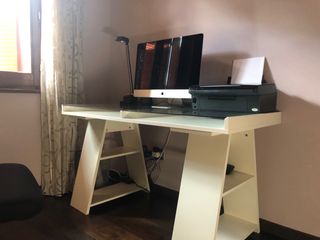 scrivania design Ikea con piano in vetro