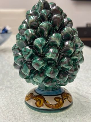 pigna siciliana in ceramica realizzata a mano