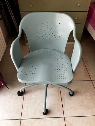 sedia con ruote ikea di colore verde