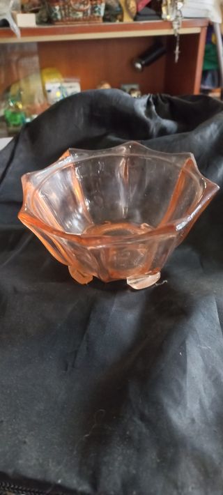 ciotola rosa in vetro con piedini