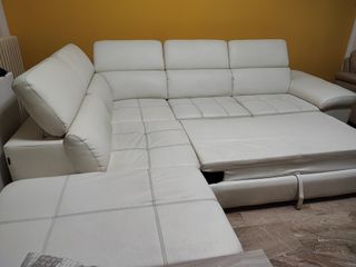 Divano in similpelle colore bianco