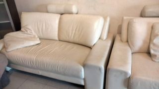 Vendo due divani in pelle colore bianco
