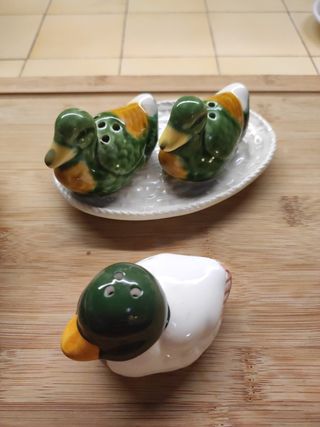 Sale e pepe e posacenere con anatre