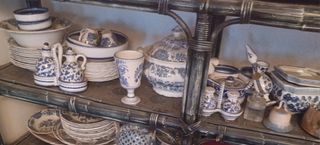 Servizi stoviglie con decorazione blu