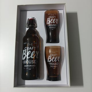 bottiglia e bicchieri per birra