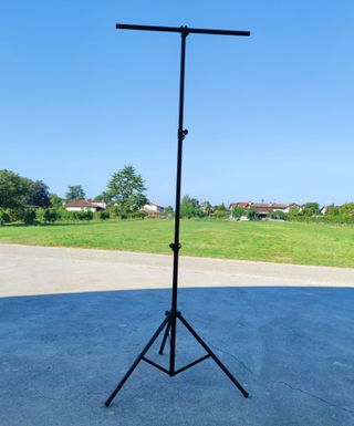 Due stativi a treppiede in alluminio