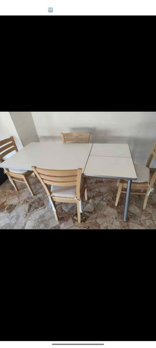 Un tavolo con sedie