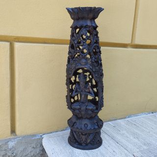 Lampada in legno intagliata a mano