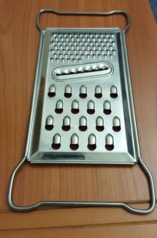 Grattugia Multifunzione in  Acciaio