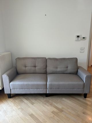 Divano a tre posti in tessuto grigio