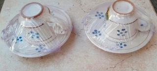 due tazze con piattino in ceramica