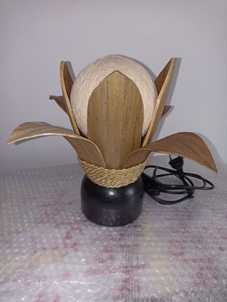 Lampada con foglie di palma di cocco
