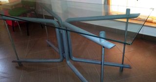 Tavolo artigianale in ferro con ripiano in vetro