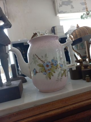 Caraffa antica in porcellana