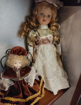 Set 2 bambole in porcellana più sedia do