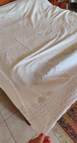 Tovaglia ricamata con tovaglioli