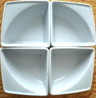 4 Ciotole in Porcellana bianca
Bellissime
Cm. 10x1