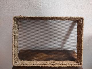 Cestino in metallo con bordo in rafia intrecciata