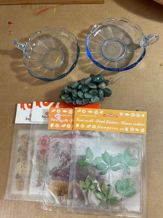 grappolo d’uva, fiori,piattini