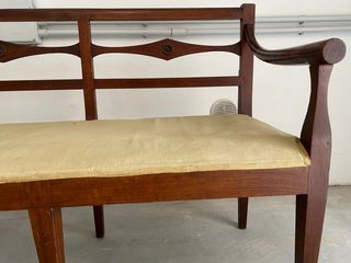 Divano antico a tre posti.