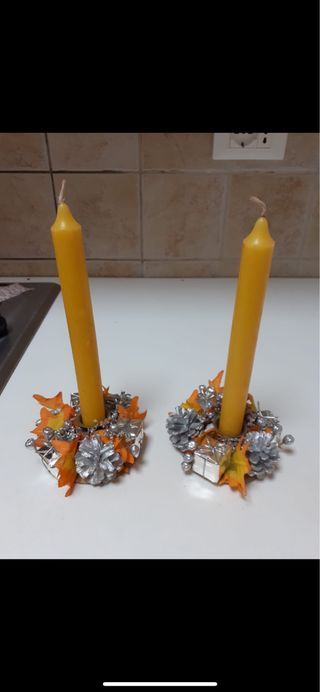 Portacandele nuovi insieme con candele