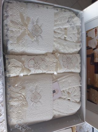 Set lui e lei, accappatoi e asciugamani