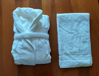 accappatoio e asciugamano in morbida spugna