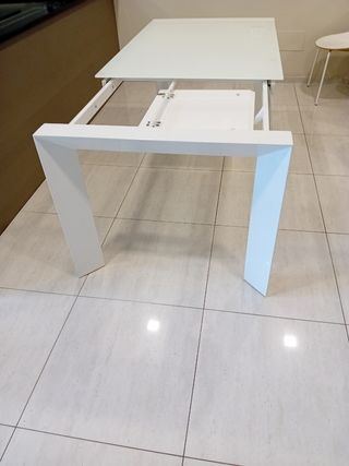 Tavolo design allungabile piano cristallo bianco