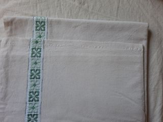 Lenzuolo vintage con passamaneria sul bordo