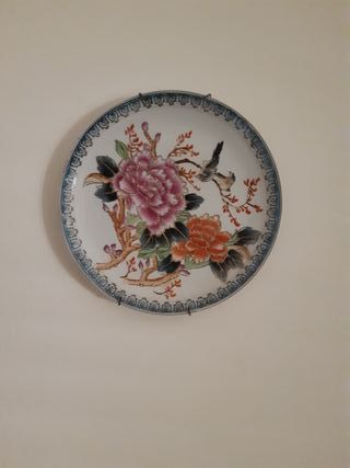 Piatto  in ceramica decorato. Diametro 26 cm.