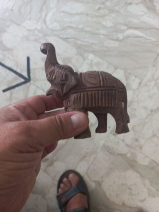 Elefantino intagliato in legno