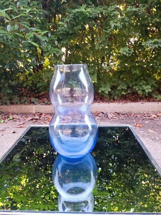 Vaso panciuto blu di vetro