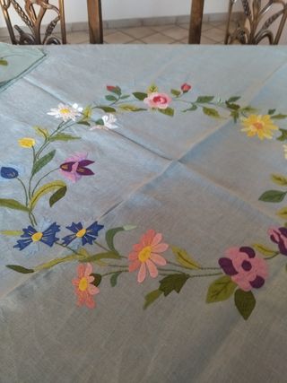Tovaglia rotonda in lino con fiori