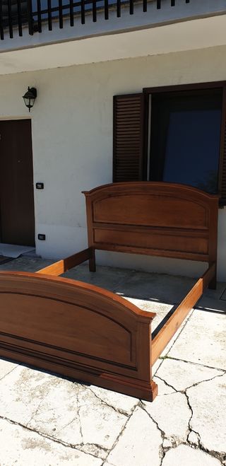 Letto in legno con comodino