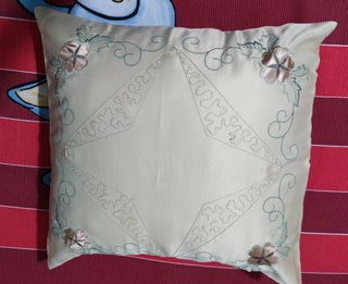 cuscino con fiori ricamati 40×40 cm