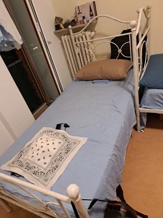 Letto singolo in ferro battuto
nero