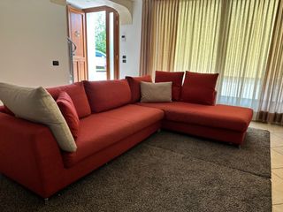 divano ad angolo rosso