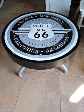 comodino tondo con gambe in metallo