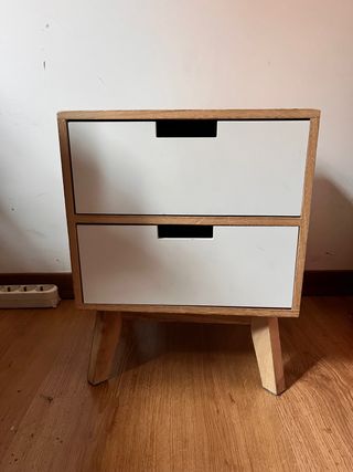 Comodino con cassetti