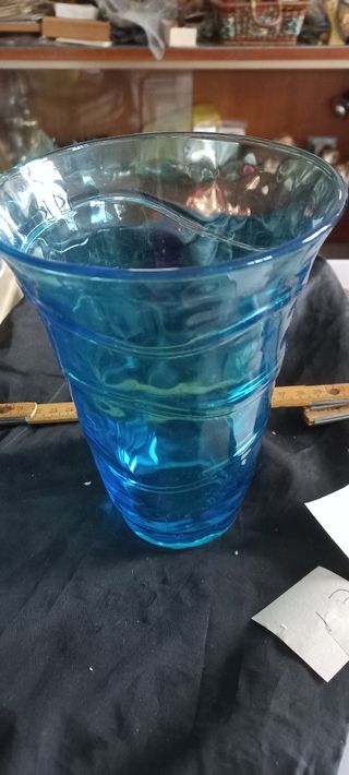 bel vaso in vetro azzurro nuovo