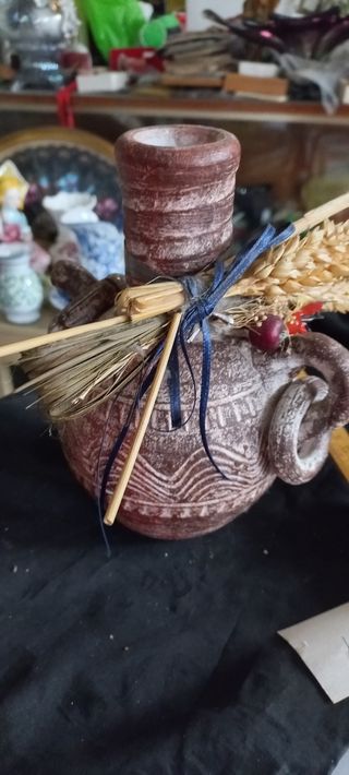 bella anfora con fiori secchi