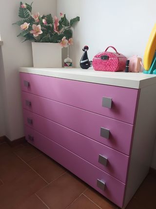 cameretta con letti a castello e comò