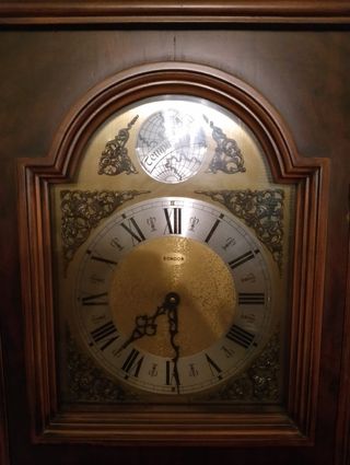 Colonna orologio a pendolo