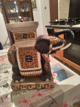 Statuina ferma porta