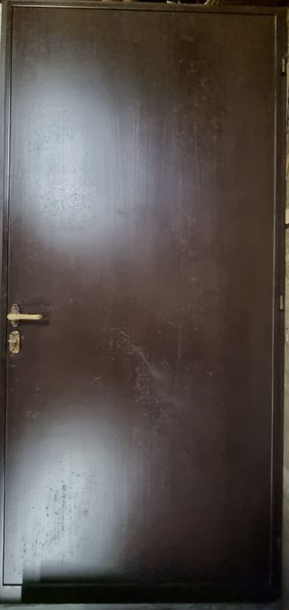 Porta in legno con relativo montante