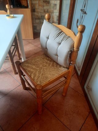 tavolo in legno bianco con 4 sedie in stile paglia