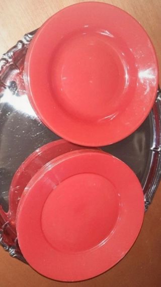 Piatti rossi in plastica rigida