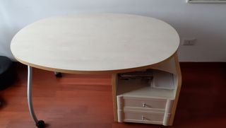 Scrivania con cassetti