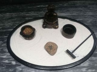 Giardino zen con sabbia e Buddha